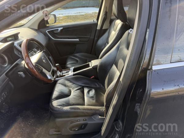 Black Volvo XC60 2010 in Jelgava, with an engine capacity of 2.40 L and mileage of 258 thousand km for 7500 €, photo 8 on AUTOMOTO.COM.LV