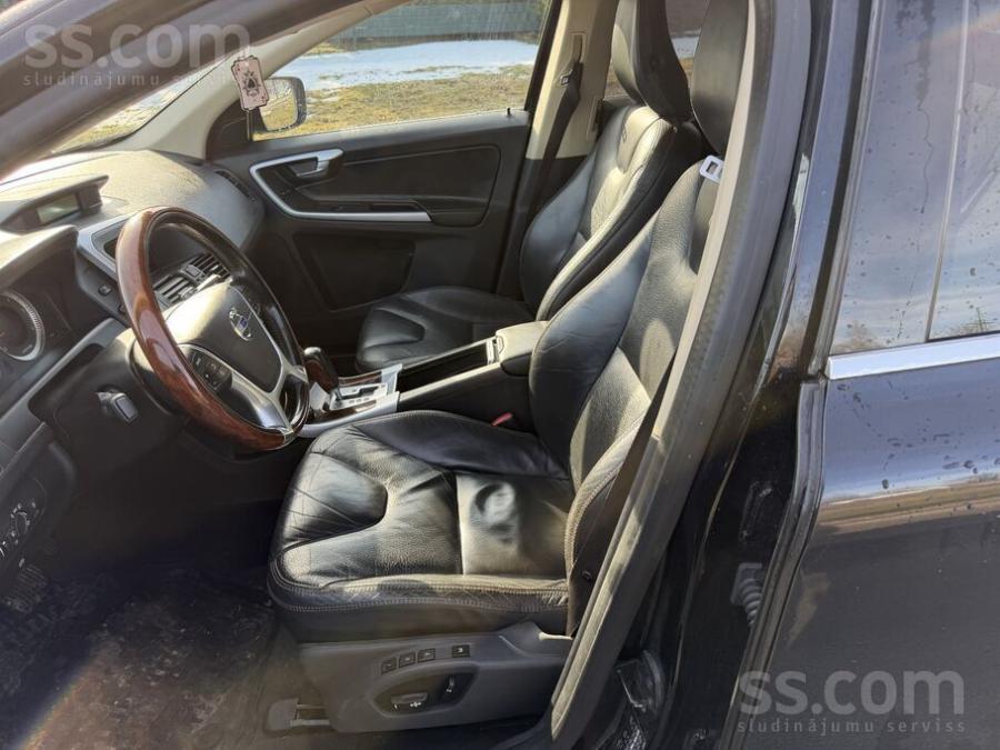 Melns Volvo XC60 2010 Jelgava, ar dzinēja tilpumu 2.40 L un nobraukumu 258 tūkst. km par 7500 €, foto 9 vietnē AUTOMOTO.COM.LV