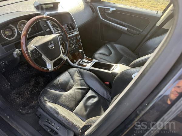 Black Volvo XC60 2010 in Jelgava, with an engine capacity of 2.40 L and mileage of 258 thousand km for 7500 €, photo 9 on AUTOMOTO.COM.LV