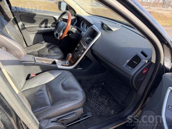 Black Volvo XC60 2010 in Jelgava, with an engine capacity of 2.40 L and mileage of 258 thousand km for 7500 €, photo 10 on AUTOMOTO.COM.LV