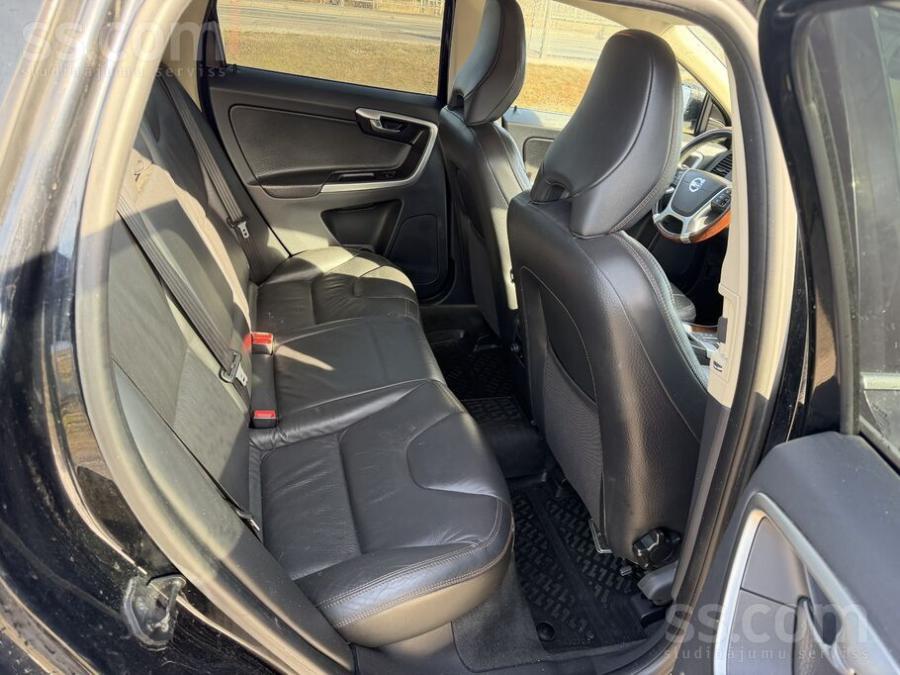 Melns Volvo XC60 2010 Jelgava, ar dzinēja tilpumu 2.40 L un nobraukumu 258 tūkst. km par 7500 €, foto 12 vietnē AUTOMOTO.COM.LV