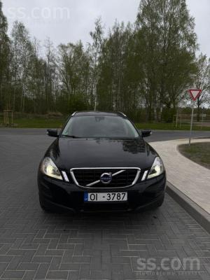 Black Volvo XC60 2010 in Kuldiga, with an engine capacity of 2.40 L and mileage of 347 thousand km for 6500 €, photo 3 on AUTOMOTO.COM.LV