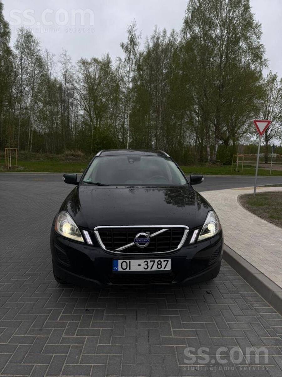Black Volvo XC60 2010 in Kuldiga, with an engine capacity of 2.40 L and mileage of 347 thousand km for 6500 €, photo 3 on AUTOMOTO.COM.LV