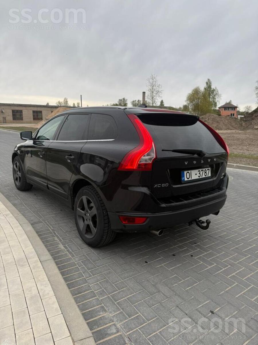 Black Volvo XC60 2010 in Kuldiga, with an engine capacity of 2.40 L and mileage of 347 thousand km for 6500 €, photo 5 on AUTOMOTO.COM.LV