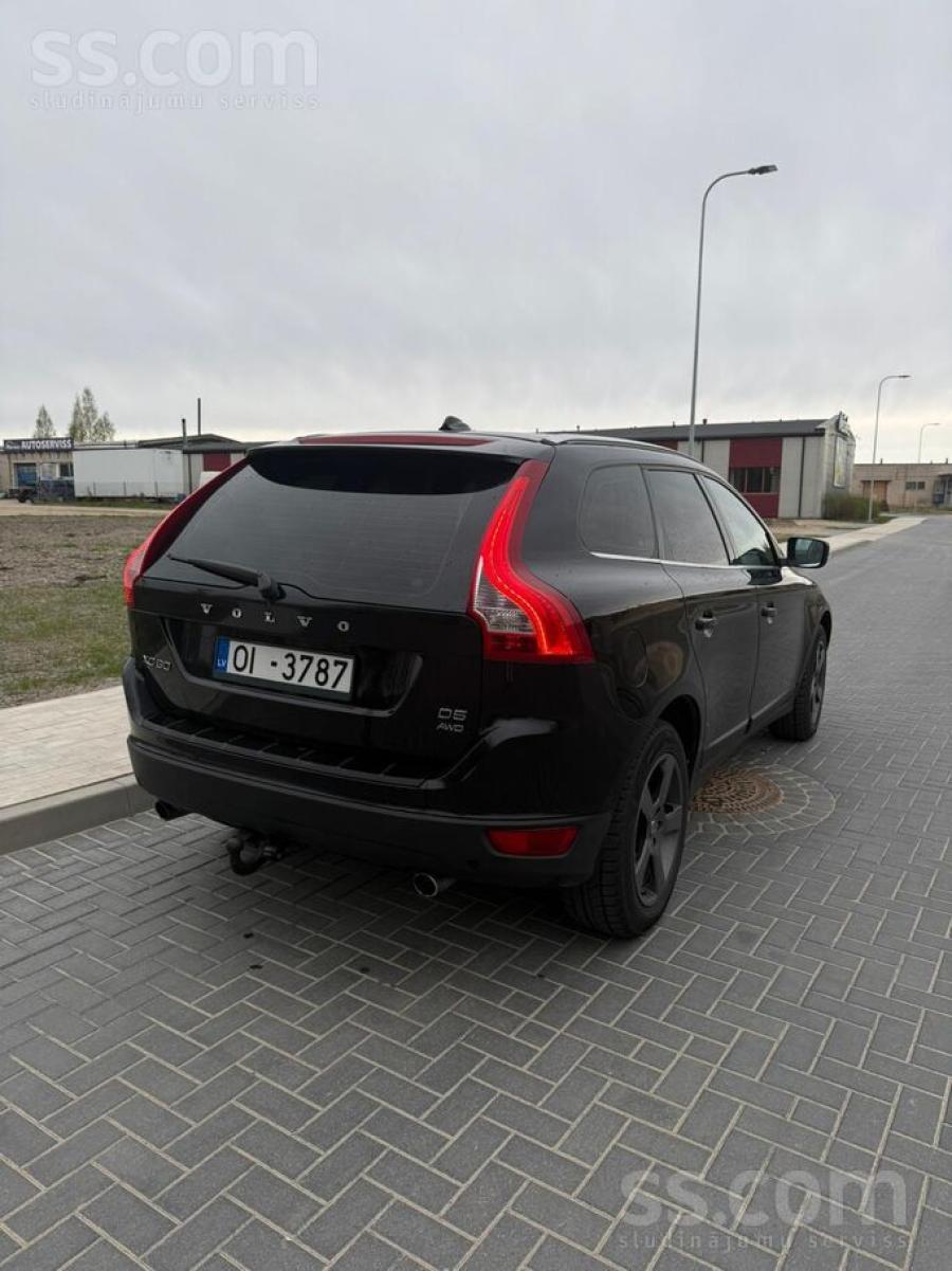 Black Volvo XC60 2010 in Kuldiga, with an engine capacity of 2.40 L and mileage of 347 thousand km for 6500 €, photo 6 on AUTOMOTO.COM.LV