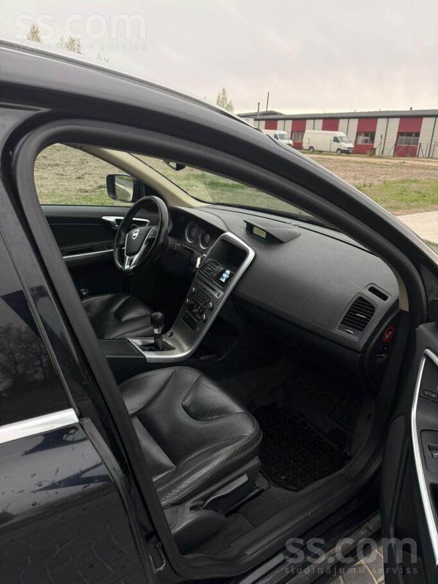 Black Volvo XC60 2010 in Kuldiga, with an engine capacity of 2.40 L and mileage of 347 thousand km for 6500 €, photo 9 on AUTOMOTO.COM.LV