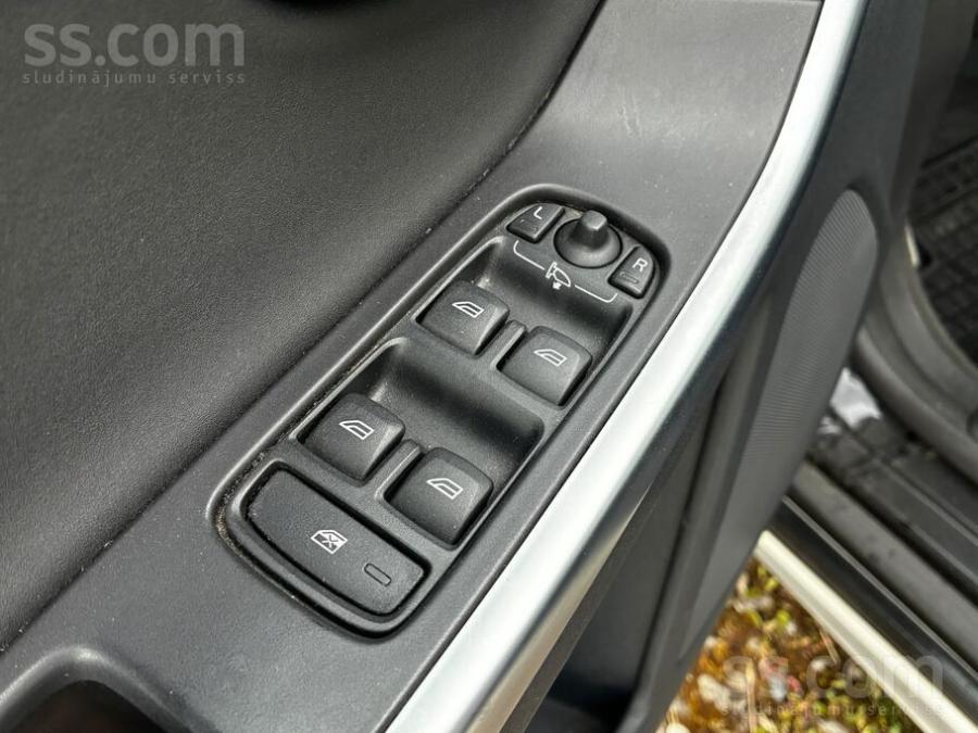 Melns Volvo XC60 2010 Saldus, ar dzinēja tilpumu 2.40 L un nobraukumu 329 tūkst. km par 6900 €, foto 15 vietnē AUTOMOTO.COM.LV