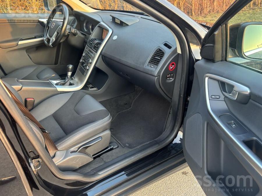 Black Volvo XC60 2010 in Jekabpils, with an engine capacity of 2.00 L and mileage of 290 thousand km for 7800 €, photo 11 on AUTOMOTO.COM.LV