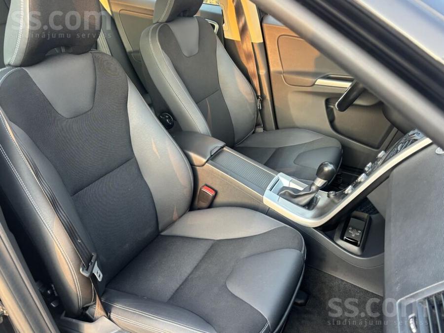 Black Volvo XC60 2010 in Jekabpils, with an engine capacity of 2.00 L and mileage of 290 thousand km for 7800 €, photo 12 on AUTOMOTO.COM.LV