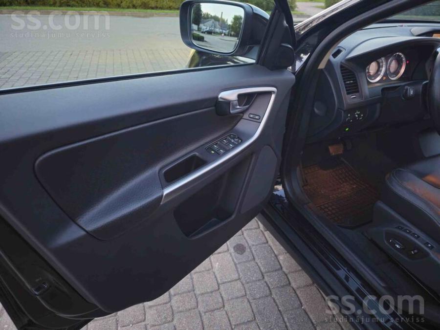 Melns Volvo XC60 2010 Rēzekne, ar dzinēja tilpumu 2.40 L un nobraukumu 327 tūkst. km par 9750 €, foto 19 vietnē AUTOMOTO.COM.LV