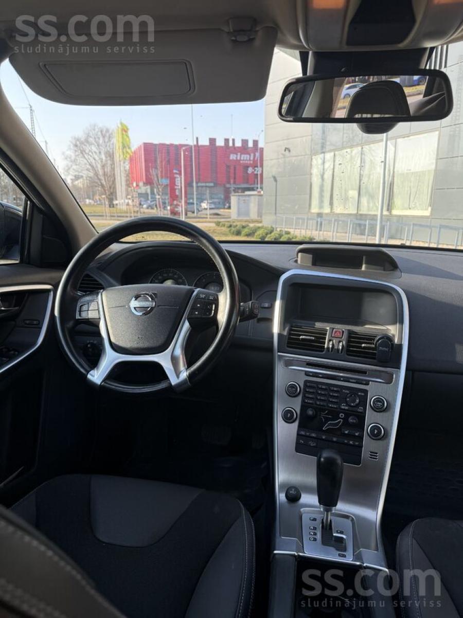 Black Volvo XC60 2010 in Riga, with an engine capacity of 2.40 L and mileage of 175 thousand km for 8100 €, photo 5 on AUTOMOTO.COM.LV
