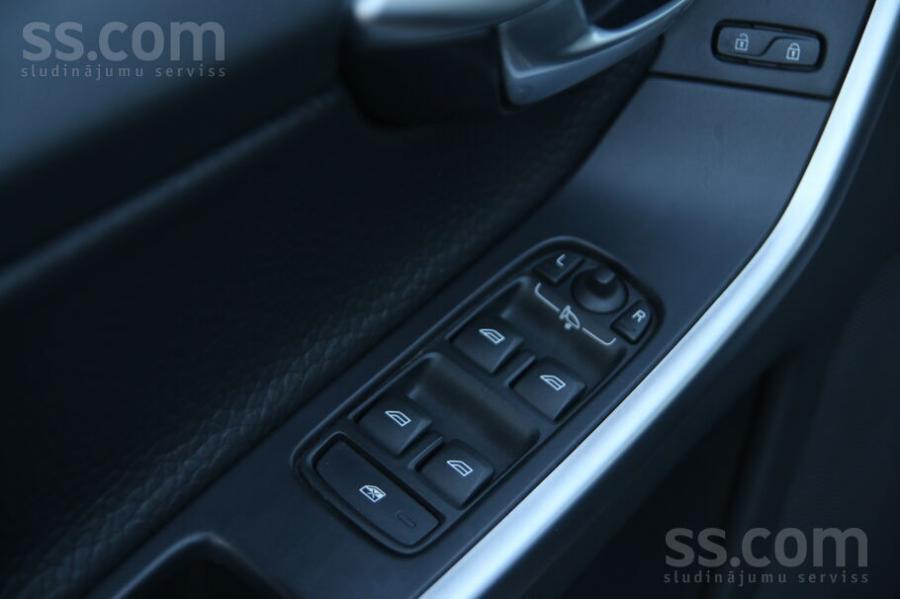Black Volvo XC60 2010 in Riga, with an engine capacity of 2.40 L and mileage of 267 thousand km for 7990 €, photo 9 on AUTOMOTO.COM.LV