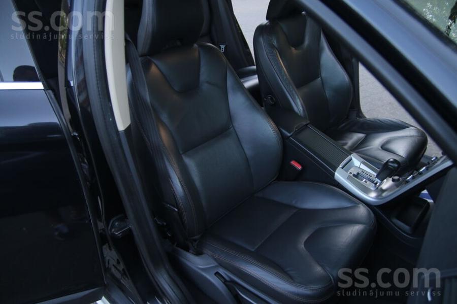 Black Volvo XC60 2010 in Riga, with an engine capacity of 2.40 L and mileage of 267 thousand km for 7990 €, photo 16 on AUTOMOTO.COM.LV