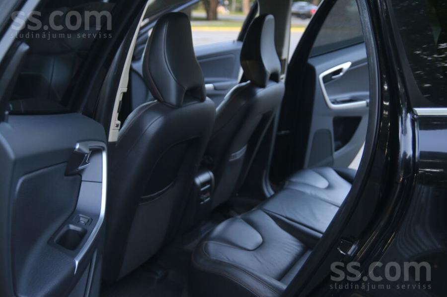 Black Volvo XC60 2010 in Riga, with an engine capacity of 2.40 L and mileage of 267 thousand km for 7990 €, photo 18 on AUTOMOTO.COM.LV