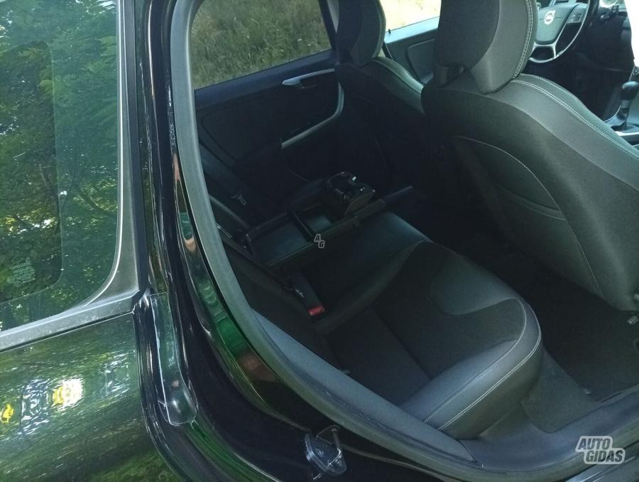 Black Volvo XC60 2010 in Vilnius, with an engine capacity of 2.40 L and mileage of 279 thousand km for 5650 €, photo 12 on AUTOMOTO.COM.LV