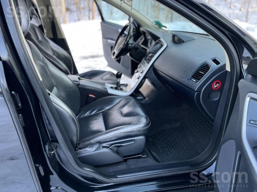 Melns Volvo XC60 2010 Krāslava, ar dzinēja tilpumu 2.40 L un nobraukumu 280 tūkst. km par 8800 €, foto 18 vietnē AUTOMOTO.COM.LV