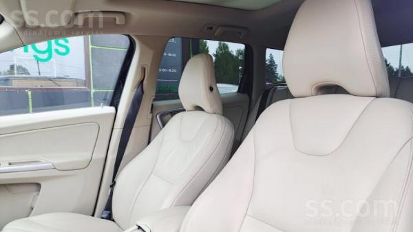 Melns Volvo XC60 2010 Rīga, ar dzinēja tilpumu 2.40 L un nobraukumu 293 tūkst. km par 9500 €, foto 6 vietnē AUTOMOTO.COM.LV