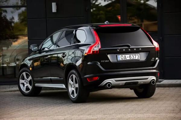 Black Volvo XC60 2010 in Jelgava, with an engine capacity of 2.40 L and mileage of 317 thousand km for 8990 €, photo 3 on AUTOMOTO.COM.LV