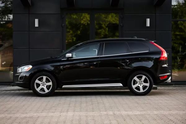 Black Volvo XC60 2010 in Jelgava, with an engine capacity of 2.40 L and mileage of 317 thousand km for 8990 €, photo 5 on AUTOMOTO.COM.LV