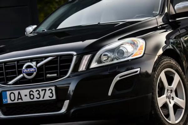 Black Volvo XC60 2010 in Jelgava, with an engine capacity of 2.40 L and mileage of 317 thousand km for 8990 €, photo 7 on AUTOMOTO.COM.LV