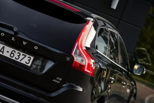 Black Volvo XC60 2010 in Jelgava, with an engine capacity of 2.40 L and mileage of 317 thousand km for 8990 €, photo 10 on AUTOMOTO.COM.LV