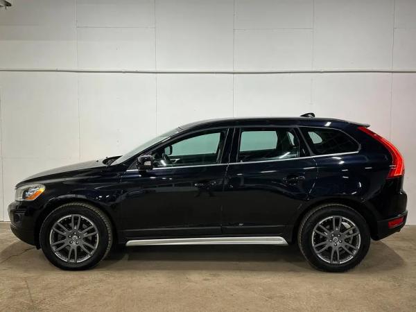 Black Volvo XC60 2010 in Jurmala, with an engine capacity of 2.40 L and mileage of 313 thousand km for 8995 €, photo 4 on AUTOMOTO.COM.LV