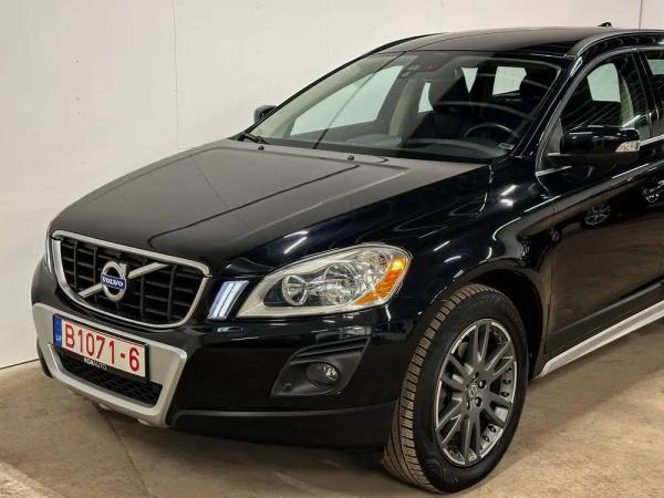 Black Volvo XC60 2010 in Jurmala, with an engine capacity of 2.40 L and mileage of 313 thousand km for 8995 €, photo 5 on AUTOMOTO.COM.LV