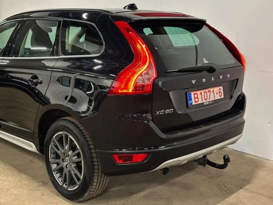 Black Volvo XC60 2010 in Jurmala, with an engine capacity of 2.40 L and mileage of 313 thousand km for 8995 €, photo 7 on AUTOMOTO.COM.LV