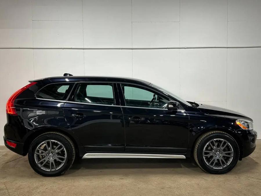 Black Volvo XC60 2010 in Jurmala, with an engine capacity of 2.40 L and mileage of 313 thousand km for 8995 €, photo 8 on AUTOMOTO.COM.LV
