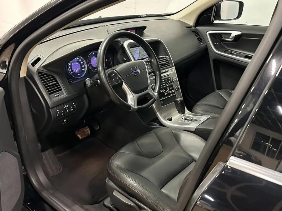 Black Volvo XC60 2010 in Jurmala, with an engine capacity of 2.40 L and mileage of 313 thousand km for 8995 €, photo 17 on AUTOMOTO.COM.LV
