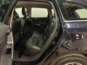 Black Volvo XC60 2010 in Jurmala, with an engine capacity of 2.40 L and mileage of 313 thousand km for 8995 €, photo 18 on AUTOMOTO.COM.LV
