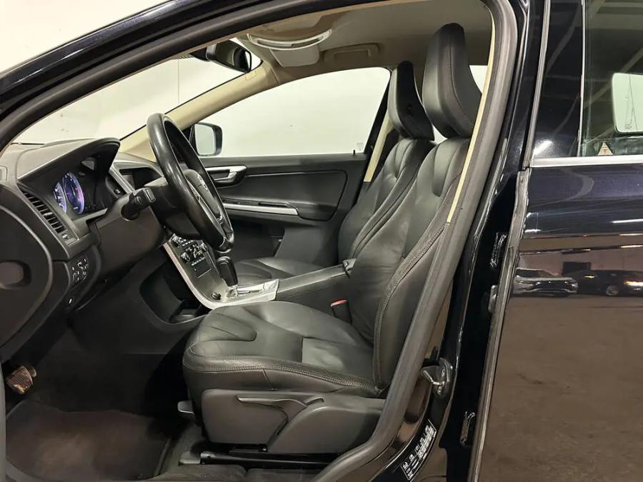 Black Volvo XC60 2010 in Jurmala, with an engine capacity of 2.40 L and mileage of 313 thousand km for 8995 €, photo 19 on AUTOMOTO.COM.LV