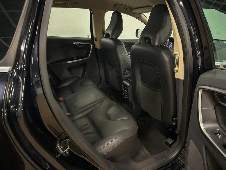 Black Volvo XC60 2010 in Jurmala, with an engine capacity of 2.40 L and mileage of 313 thousand km for 8995 €, photo 22 on AUTOMOTO.COM.LV