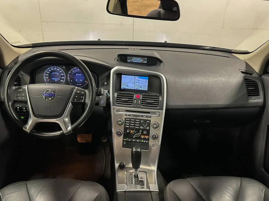 Black Volvo XC60 2010 in Jurmala, with an engine capacity of 2.40 L and mileage of 313 thousand km for 8995 €, photo 24 on AUTOMOTO.COM.LV