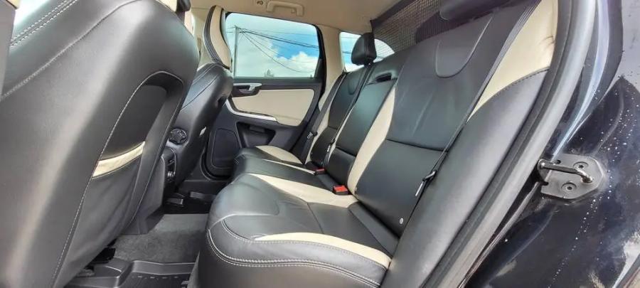 Melns Volvo XC60 2010 Rīga, ar dzinēja tilpumu 2.40 L un nobraukumu 234 tūkst. km par 9990 €, foto 24 vietnē AUTOMOTO.COM.LV