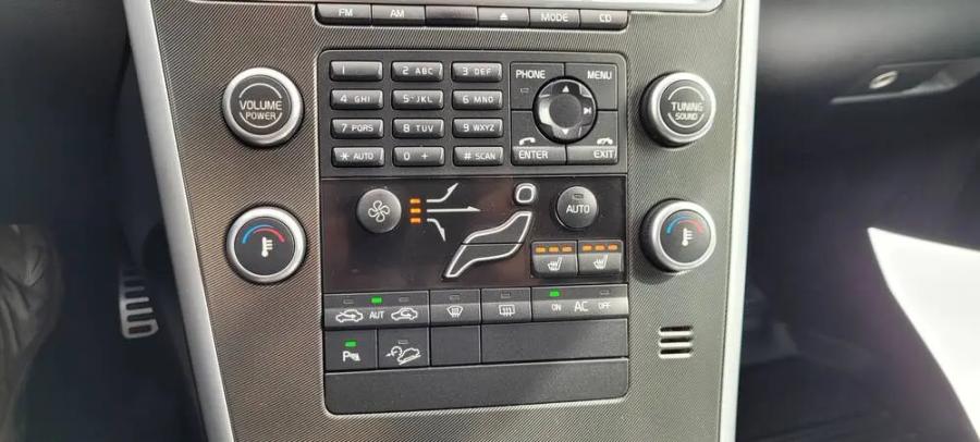 Melns Volvo XC60 2010 Rīga, ar dzinēja tilpumu 2.40 L un nobraukumu 234 tūkst. km par 9990 €, foto 32 vietnē AUTOMOTO.COM.LV
