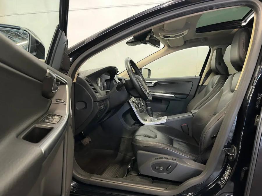 Black Volvo XC60 2010 in Jurmala, with an engine capacity of 2.40 L and mileage of 259 thousand km for 10495 €, photo 21 on AUTOMOTO.COM.LV