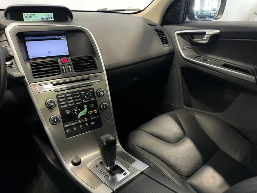 Black Volvo XC60 2010 in Jurmala, with an engine capacity of 2.40 L and mileage of 259 thousand km for 10495 €, photo 25 on AUTOMOTO.COM.LV