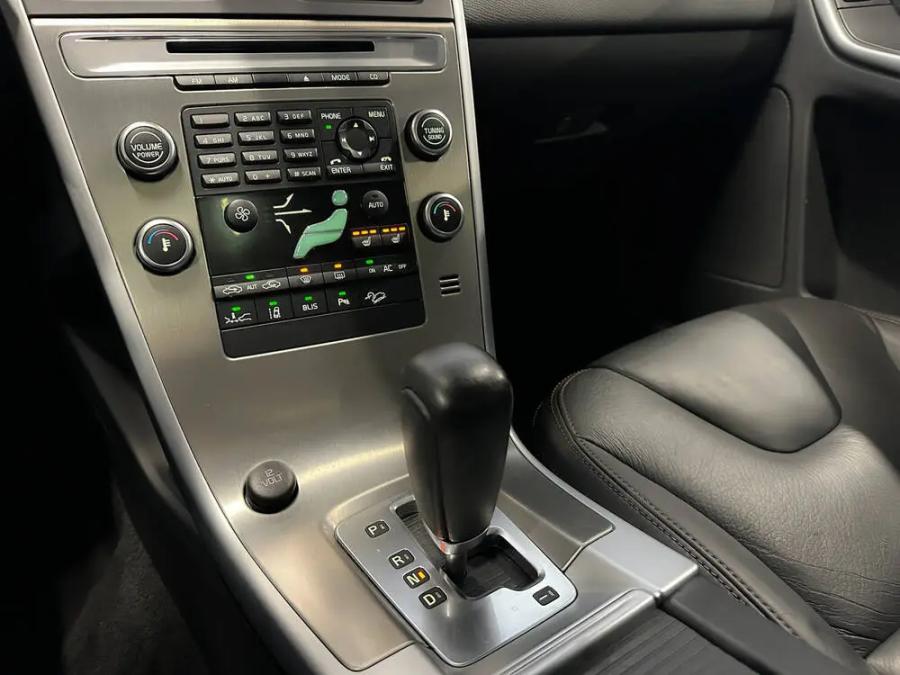 Black Volvo XC60 2010 in Jurmala, with an engine capacity of 2.40 L and mileage of 259 thousand km for 10495 €, photo 26 on AUTOMOTO.COM.LV