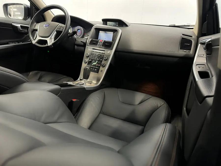 Black Volvo XC60 2010 in Jurmala, with an engine capacity of 2.40 L and mileage of 259 thousand km for 10495 €, photo 27 on AUTOMOTO.COM.LV