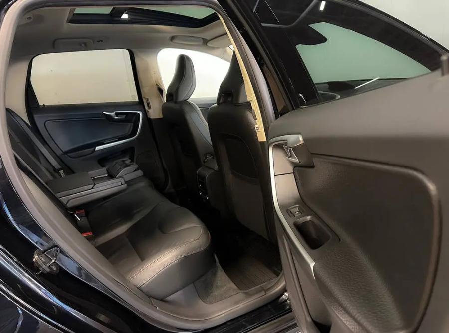 Black Volvo XC60 2010 in Jurmala, with an engine capacity of 2.40 L and mileage of 259 thousand km for 10495 €, photo 29 on AUTOMOTO.COM.LV