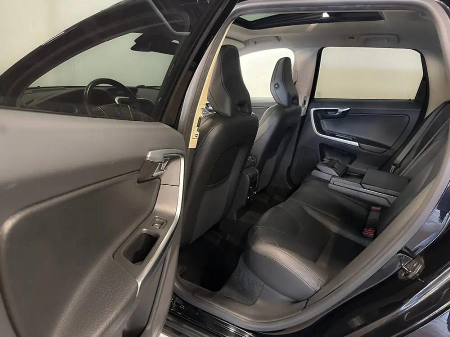 Black Volvo XC60 2010 in Jurmala, with an engine capacity of 2.40 L and mileage of 259 thousand km for 10495 €, photo 30 on AUTOMOTO.COM.LV