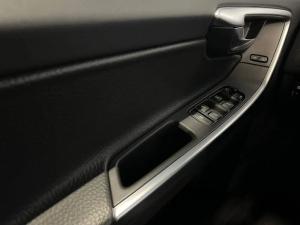 Black Volvo XC60 2010 in Jurmala, with an engine capacity of 2.40 L and mileage of 259 thousand km for 10495 €, photo 37 on AUTOMOTO.COM.LV