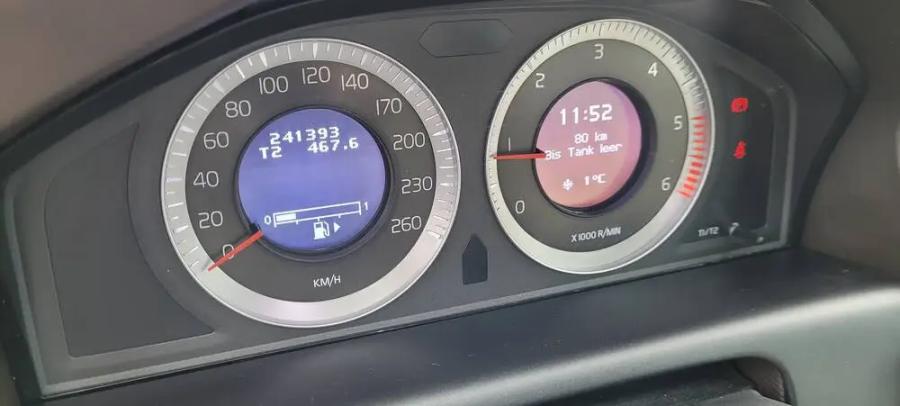 Melns Volvo XC60 2010 Rīga, ar dzinēja tilpumu 2.40 L un nobraukumu 241 tūkst. km par 10500 €, foto 9 vietnē AUTOMOTO.COM.LV