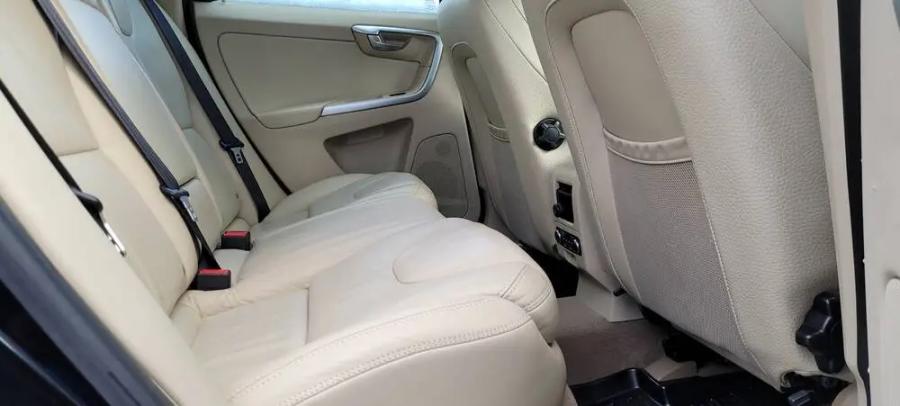Melns Volvo XC60 2010 Rīga, ar dzinēja tilpumu 2.40 L un nobraukumu 241 tūkst. km par 10500 €, foto 24 vietnē AUTOMOTO.COM.LV