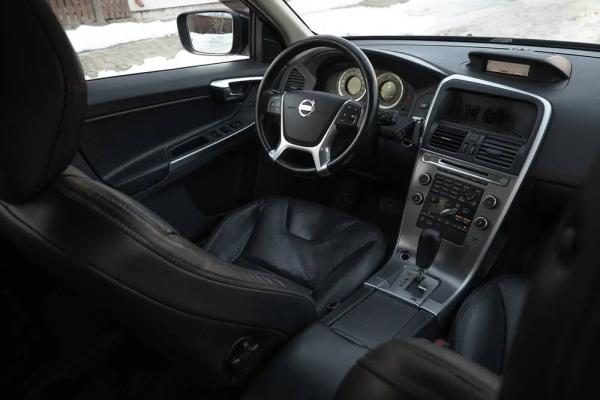 Melns Volvo XC60 2010 Jelgava, ar dzinēja tilpumu 2.40 L un nobraukumu 315 tūkst. km par 7900 €, foto 8 vietnē AUTOMOTO.COM.LV