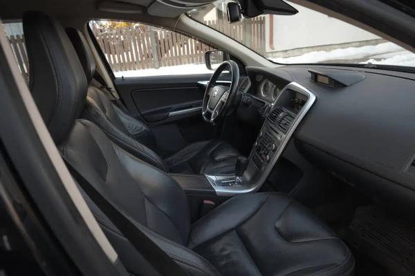 Melns Volvo XC60 2010 Jelgava, ar dzinēja tilpumu 2.40 L un nobraukumu 315 tūkst. km par 7900 €, foto 10 vietnē AUTOMOTO.COM.LV
