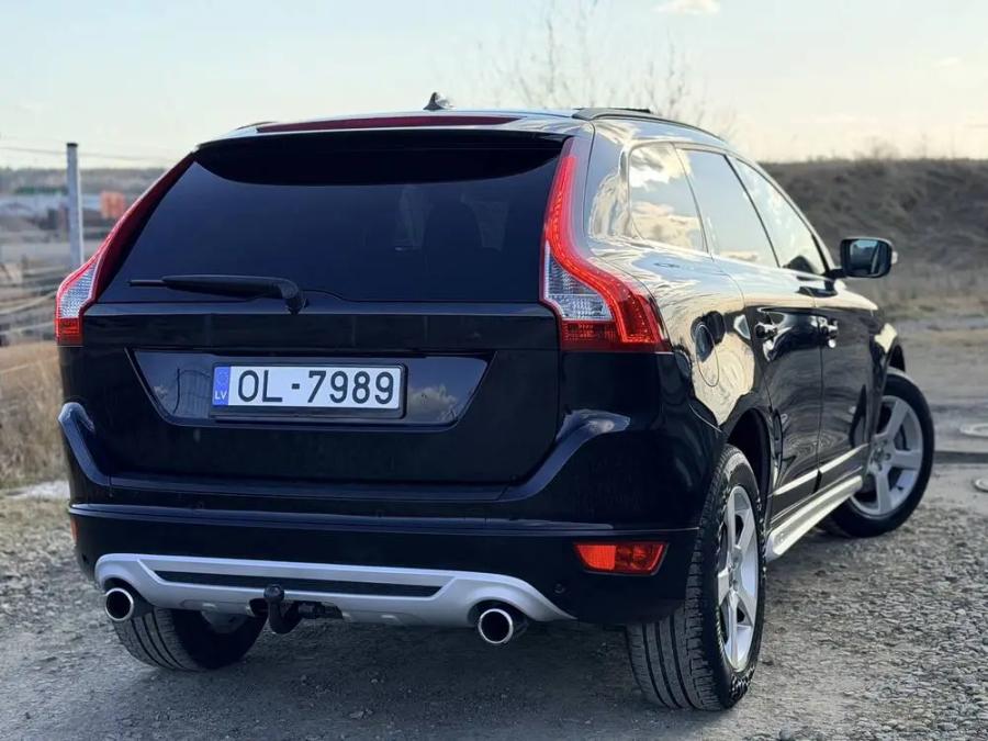Black Volvo XC60 2010 in Riga, with an engine capacity of 2.40 L and mileage of 243 thousand km for 9995 €, photo 5 on AUTOMOTO.COM.LV