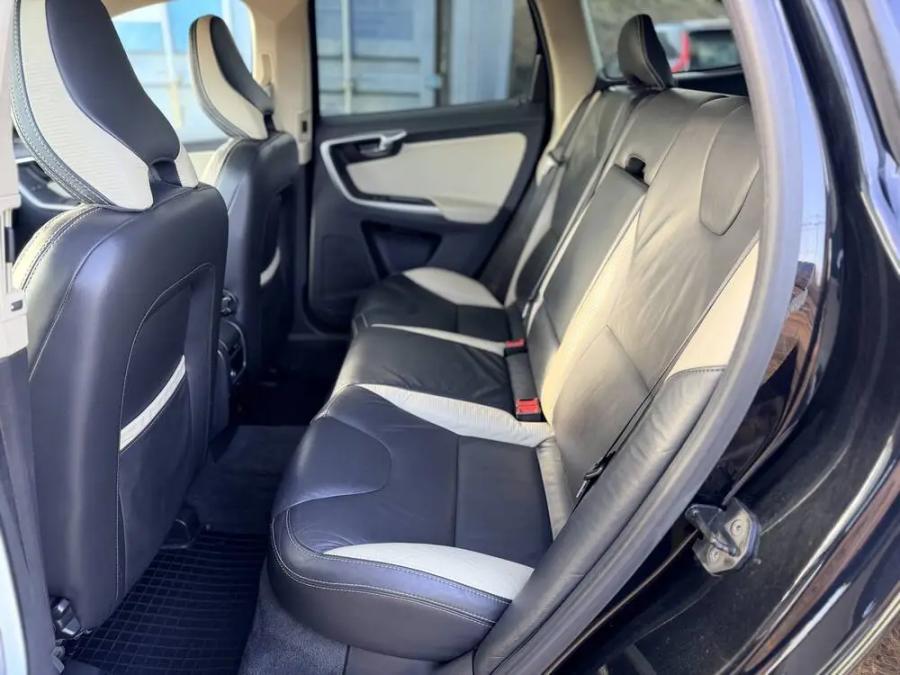 Black Volvo XC60 2010 in Riga, with an engine capacity of 2.40 L and mileage of 243 thousand km for 9995 €, photo 8 on AUTOMOTO.COM.LV