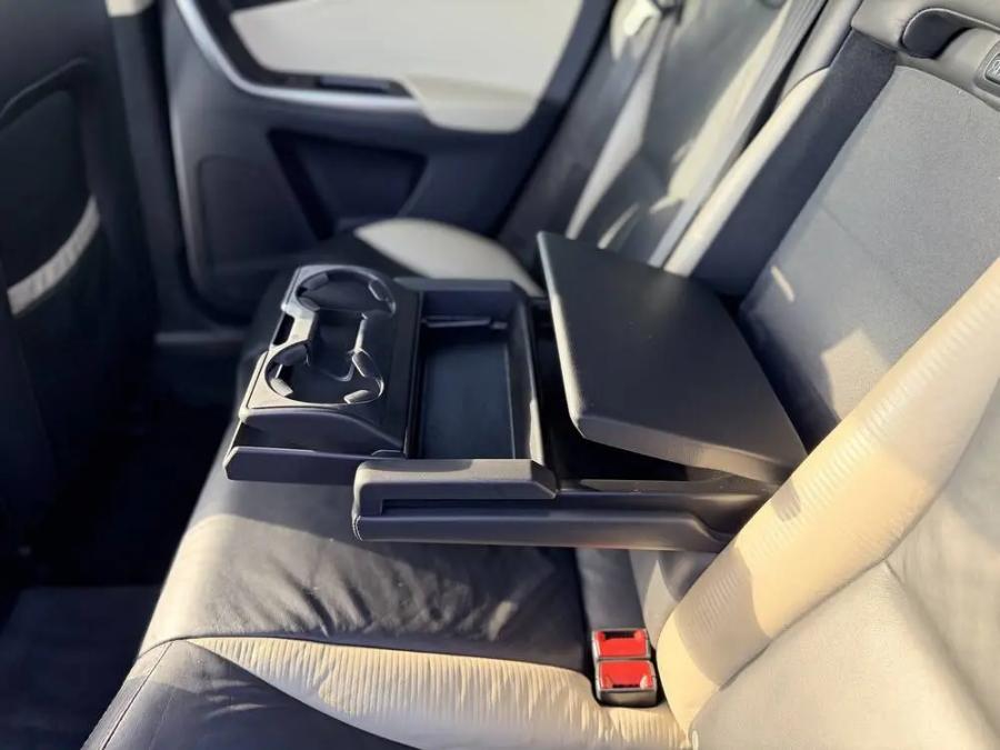 Black Volvo XC60 2010 in Riga, with an engine capacity of 2.40 L and mileage of 243 thousand km for 9995 €, photo 9 on AUTOMOTO.COM.LV